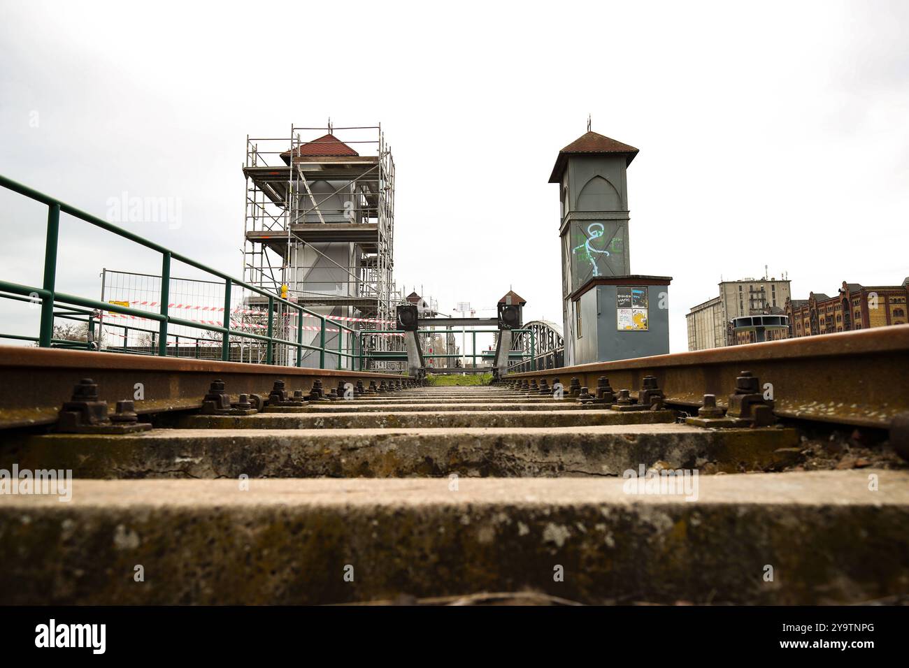 Deutsche älteste Eisenbahnhubbrücke steht im Magdeburger ...