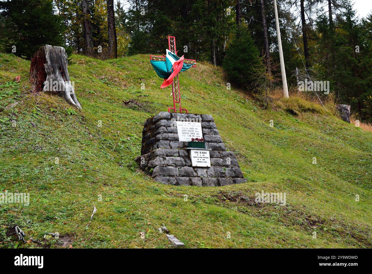 Veneto, Mauria Pass. Ein Denkmal zum Gedenken an fünf Partisanen, die ...