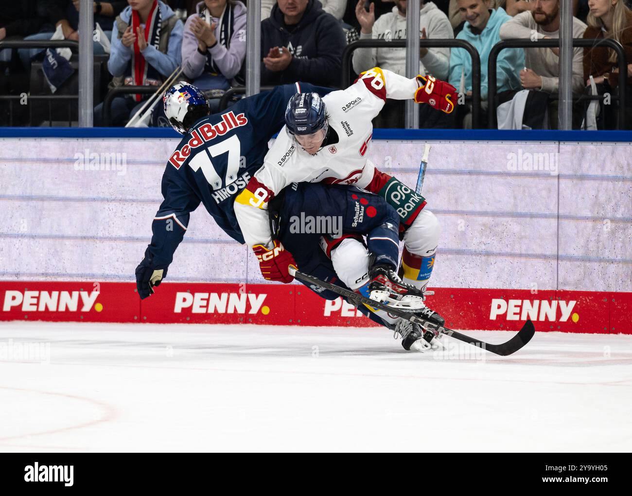 ZWEIKAMPF zwischen Taro Hirose (EHC Red Bull Muenchen, #17) und Tyler ...