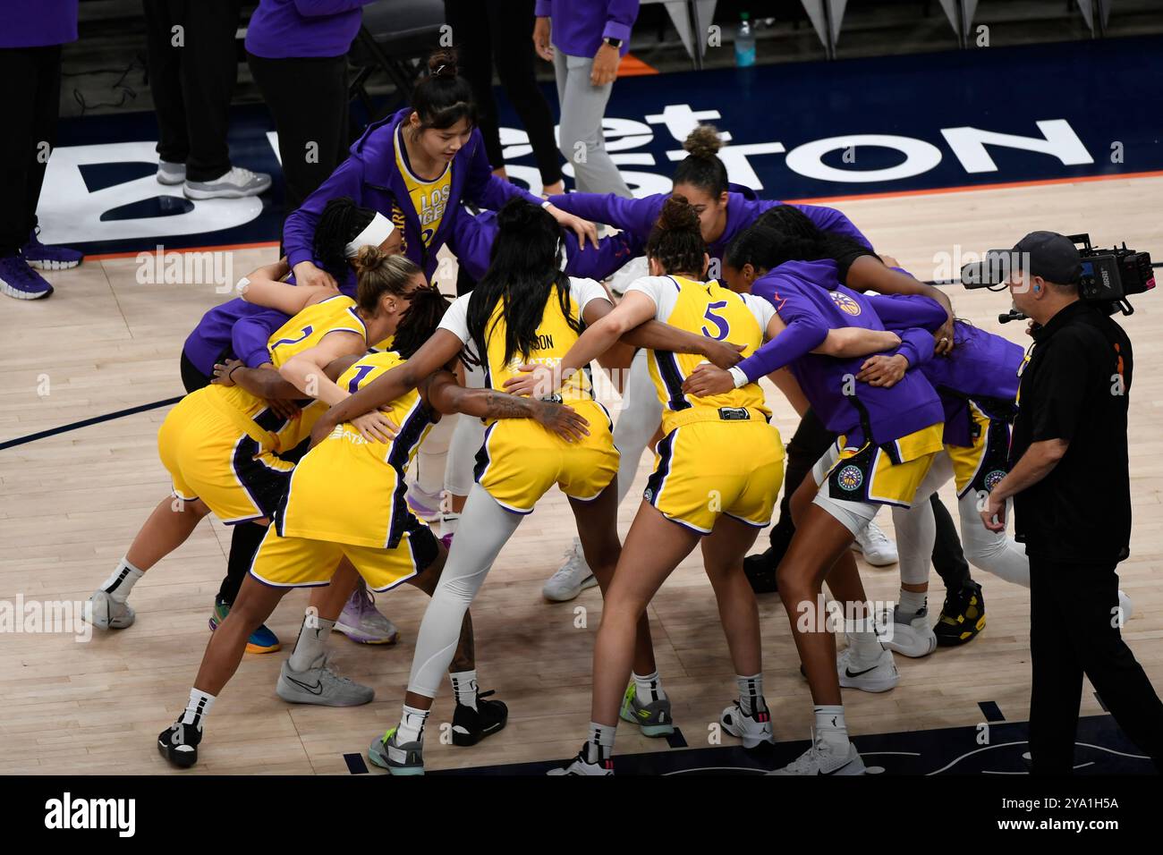 20. August 2024: Die Spieler der Los Angeles Sparks treffen sich vor ...