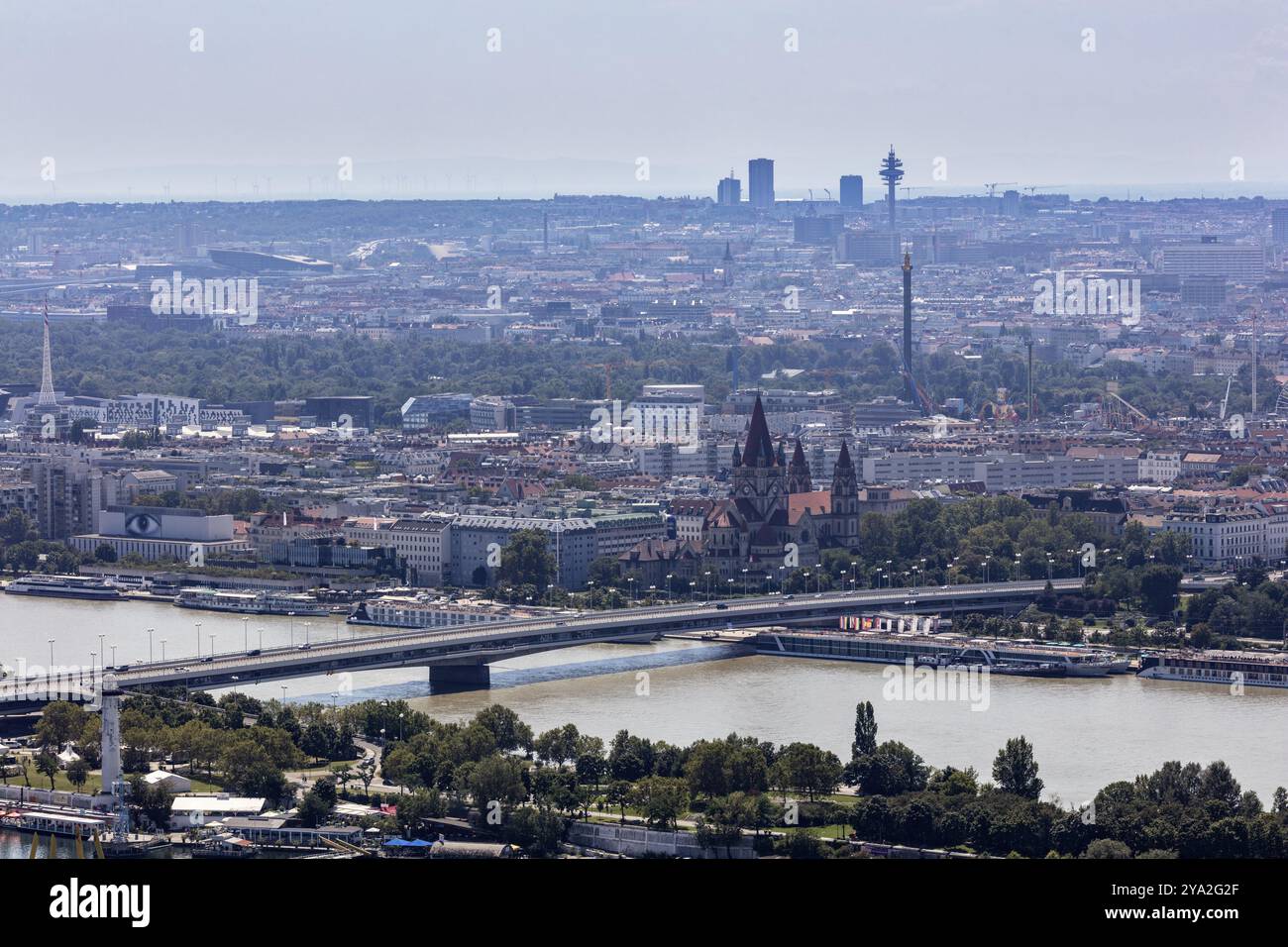 Panoramablick auf eine Stadt mit einem Fluss, Brücken und einer ...