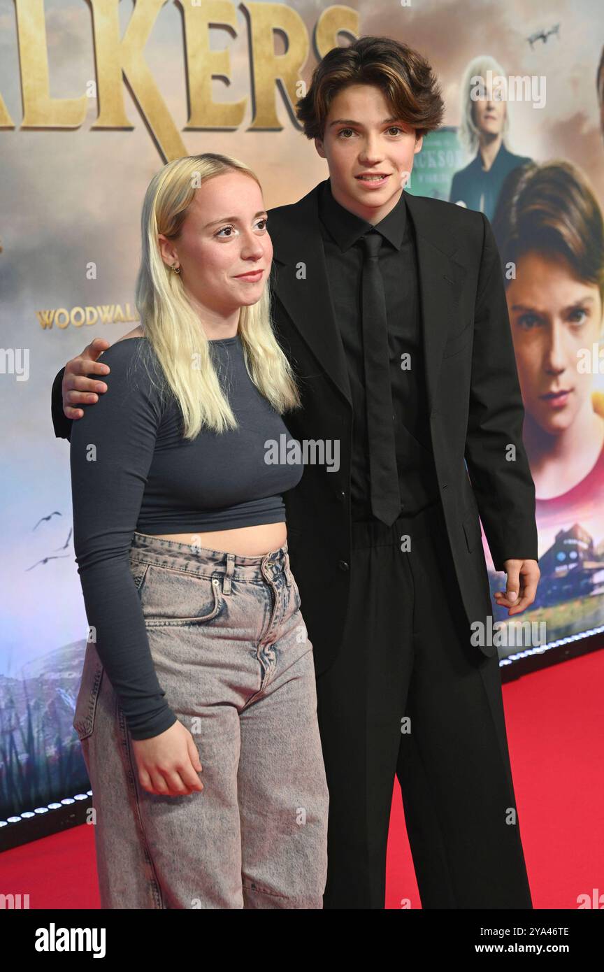 Maria Ziffy und Emile Cherif bei der Premiere des Kinofilms Woodwalkers ...