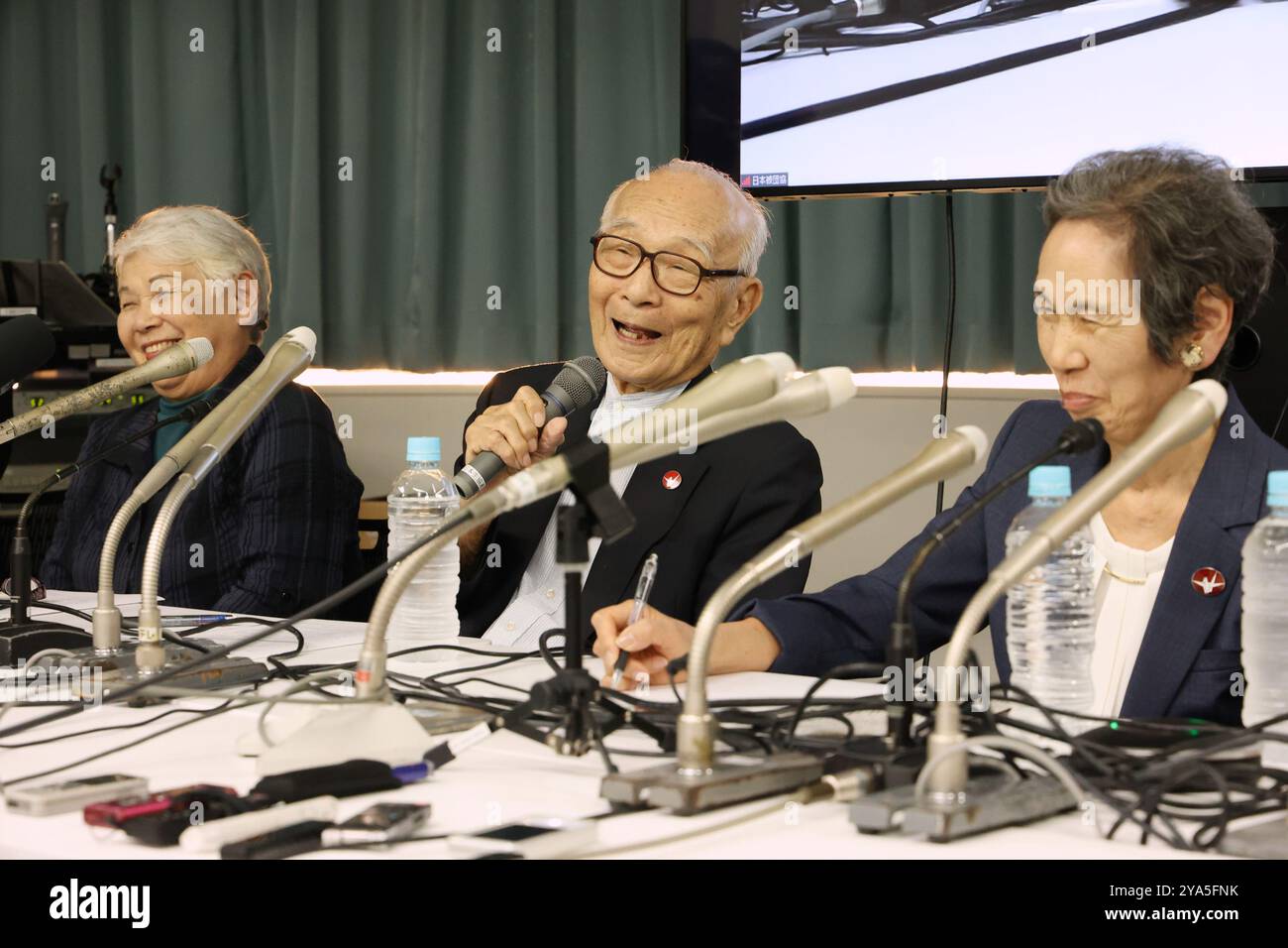 Tokio, Japan. Oktober 2024. Terumi Tanaka (C), Überlebender der A-Bombe und Co-Vorsitzender der ...