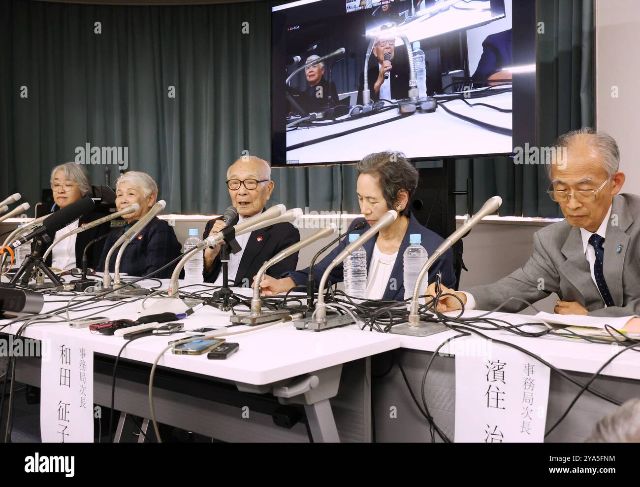Tokio, Japan. Oktober 2024. Terumi Tanaka (C), Überlebender der A-Bombe und Co-Vorsitzender der ...