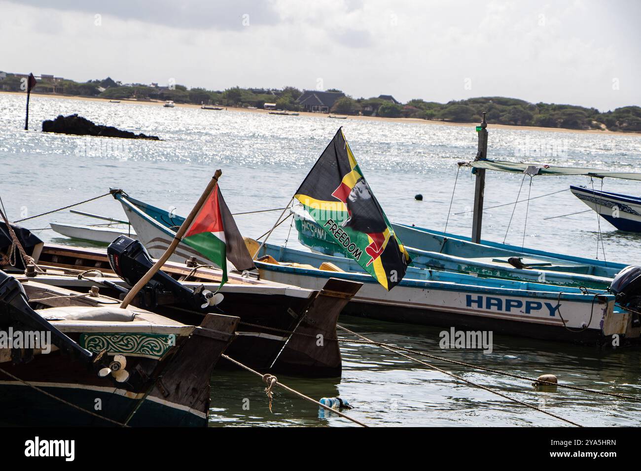 Lamu, Kenia. Oktober 2024. Die Flagge des Staates Palästina wird neben ...