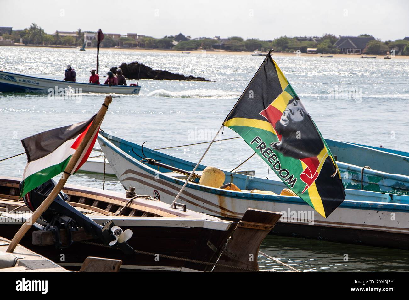 Lamu, Kenia. Oktober 2024. Die Flagge des Staates Palästina wird neben ...
