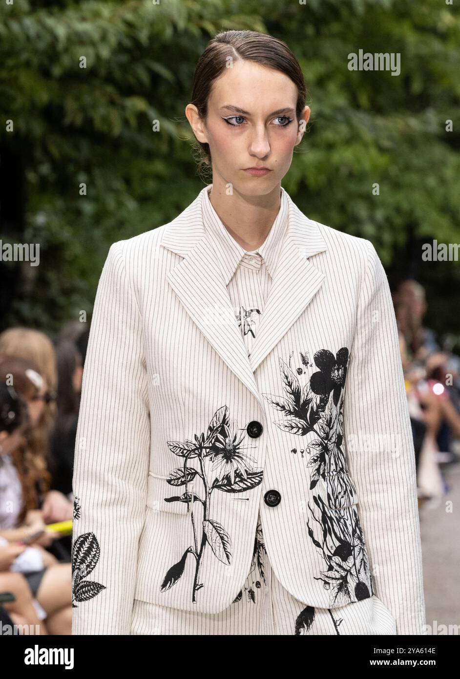 Ein Model spaziert auf dem Laufsteg für die Libertine von Designer ...