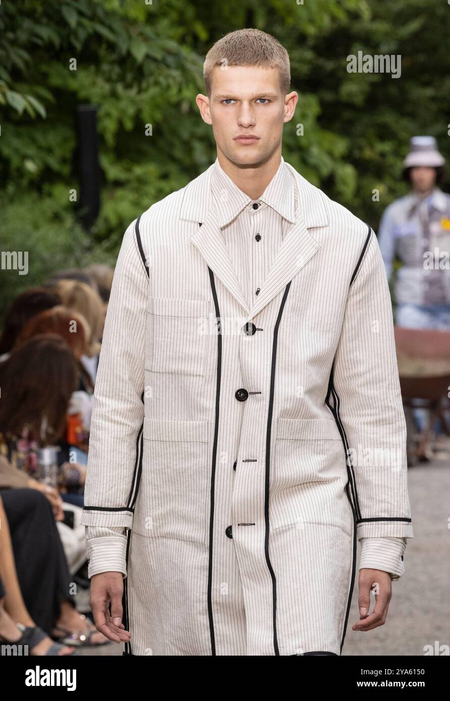 Ein Model spaziert auf dem Laufsteg für die Libertine von Designer ...