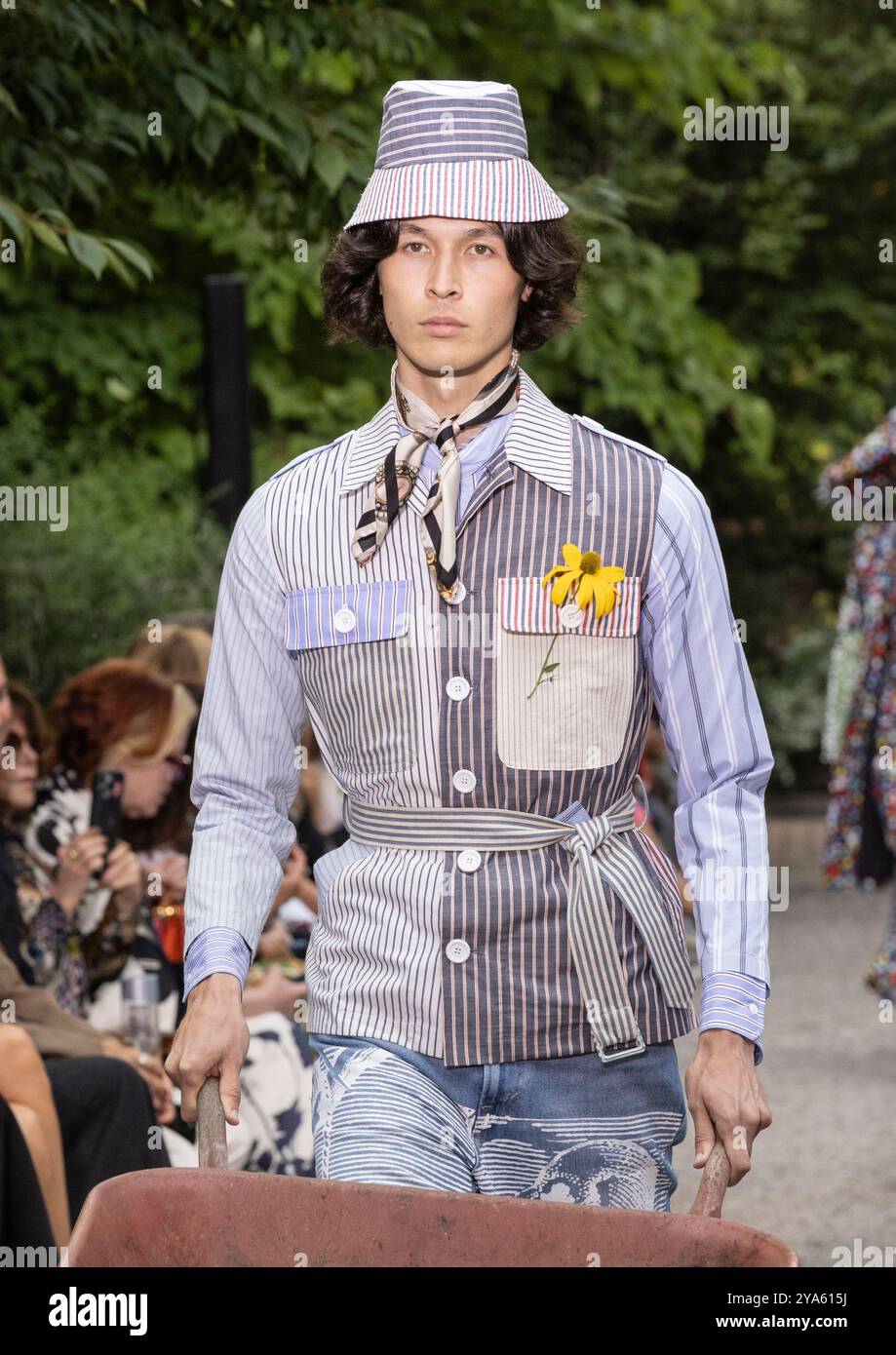 Ein Model spaziert auf dem Laufsteg für die Libertine von Designer ...