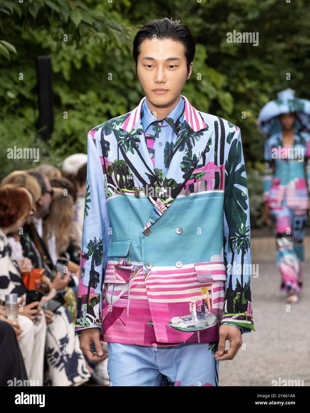 Ein Model spaziert auf dem Laufsteg für die Libertine von Designer ...