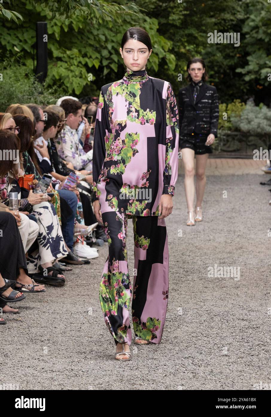 Ein Model spaziert auf dem Laufsteg für die Libertine von Designer ...