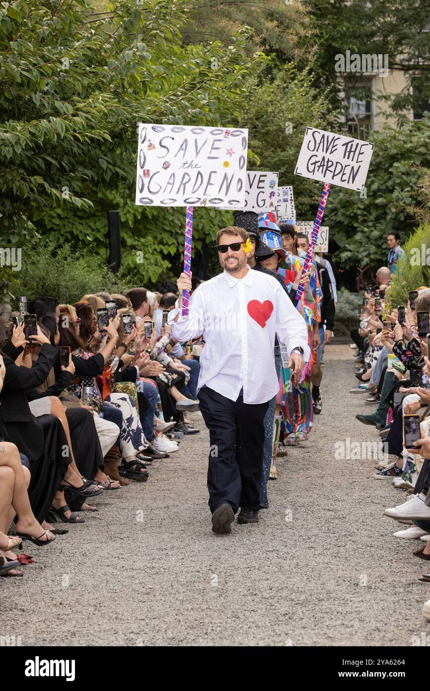 Der Designer Johnson Hartig und seine Models laufen auf der Laufbahn ...