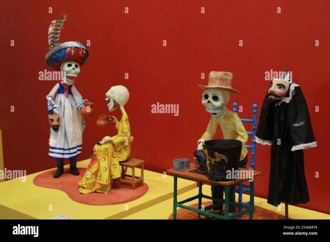 Schädel aus Pappe sind bei der Ausstellung „das andere Leben in ...