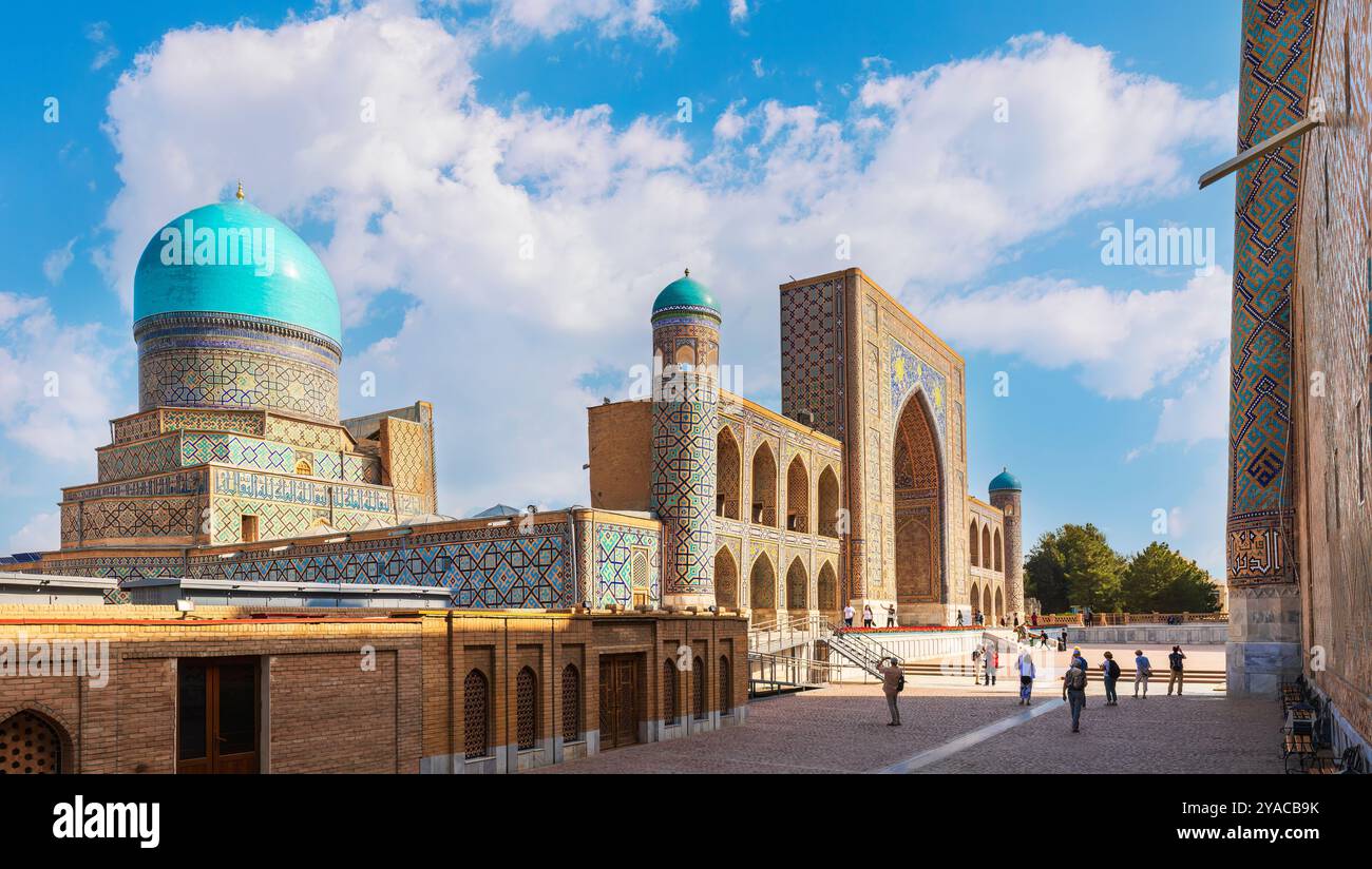 Samarkand, Usbekistan - Oktober. 10. 2024: Der Registan-Platz in ...