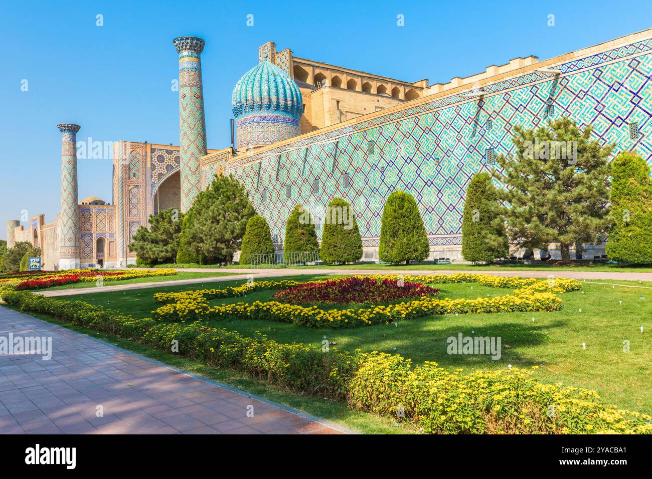 Samarkand, Usbekistan - Oktober. 10. 2024: Der Registan-Platz in ...