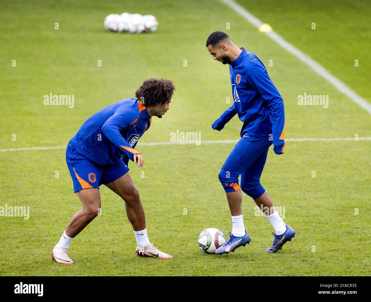 MÜNCHEN - (l-r) Joshua Zirkzee und Cody Gakpo während des Trainings vor ...