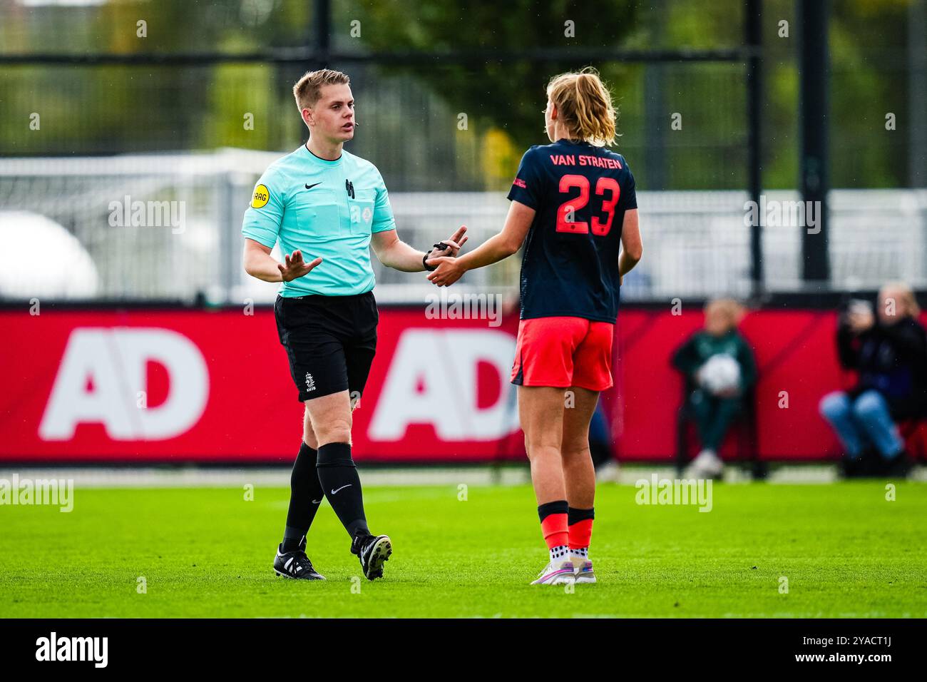Rotterdam - Schiedsrichter Bram de Meij in der dritten Runde der Azerion Vrouwen Eredivisie in ...