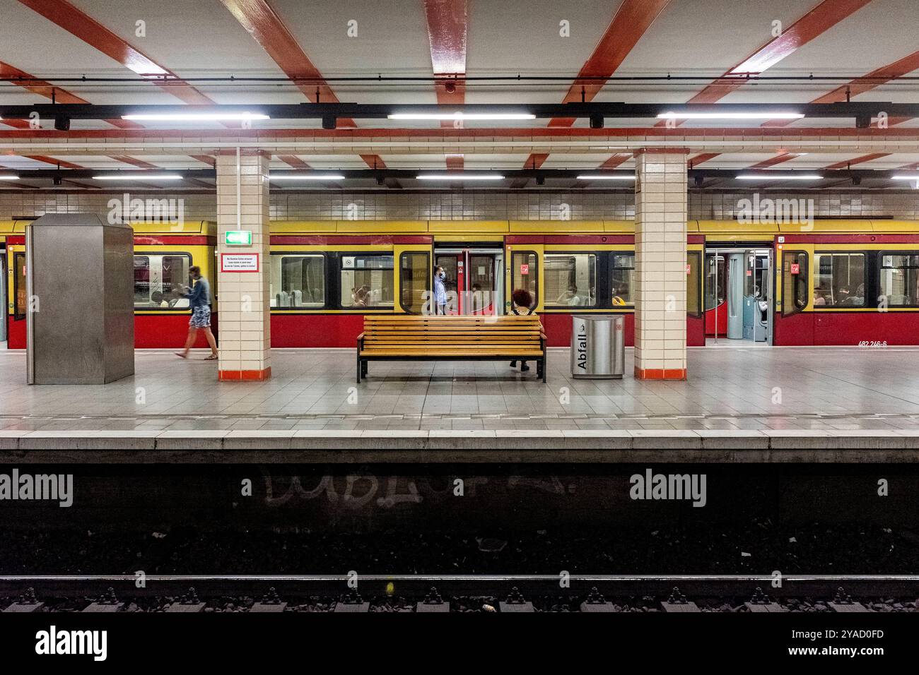 U-Bahn-Station Nordbahnhof Berlin, Deutschland. Die U-Bahn fährt an ...