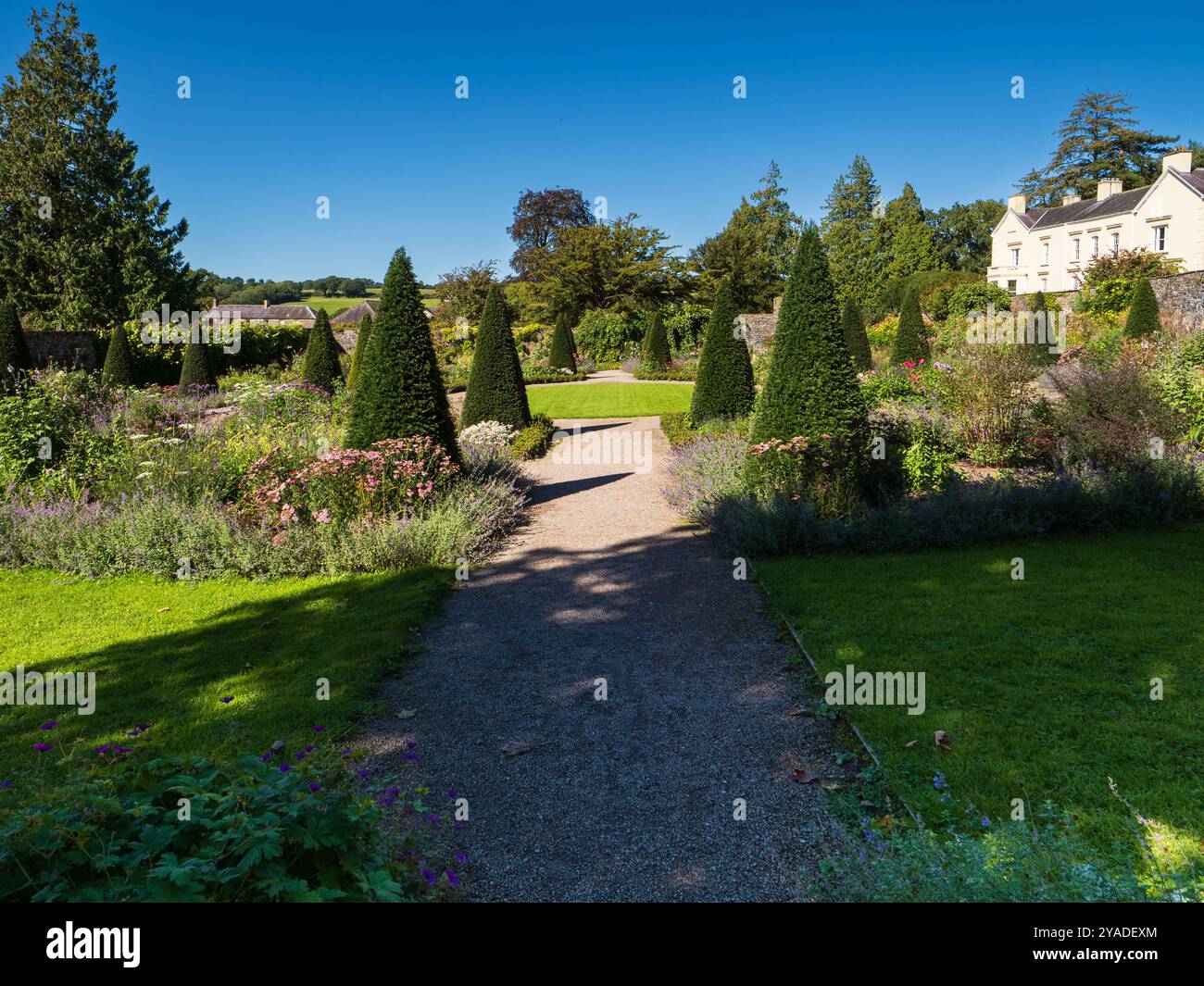 Blick über den Upper Walled Garden in Aberglasney, South Wales ...