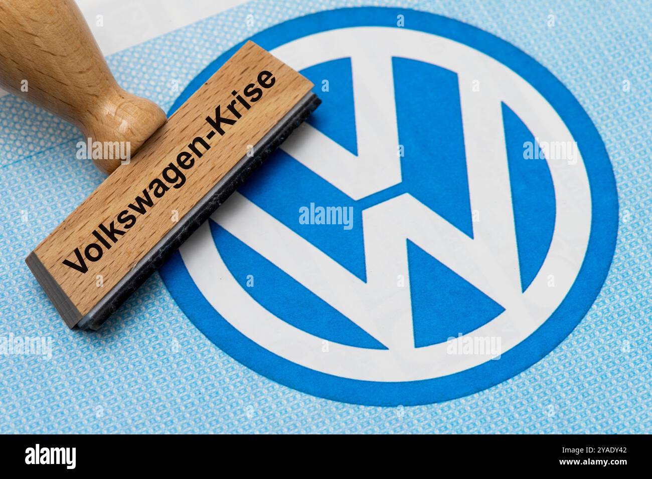 VW-Krise mit Gefahr der Werksschließung ein Holzstempel ist beschriftet ...
