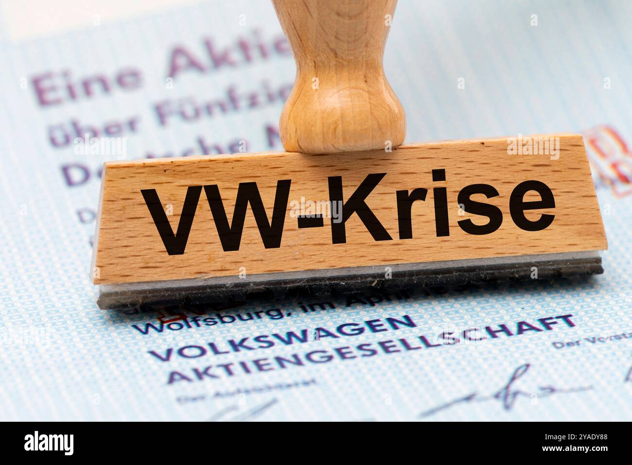 VW-Krise mit Gefahr der Werksschließung ein Holzstempel ist beschriftet ...