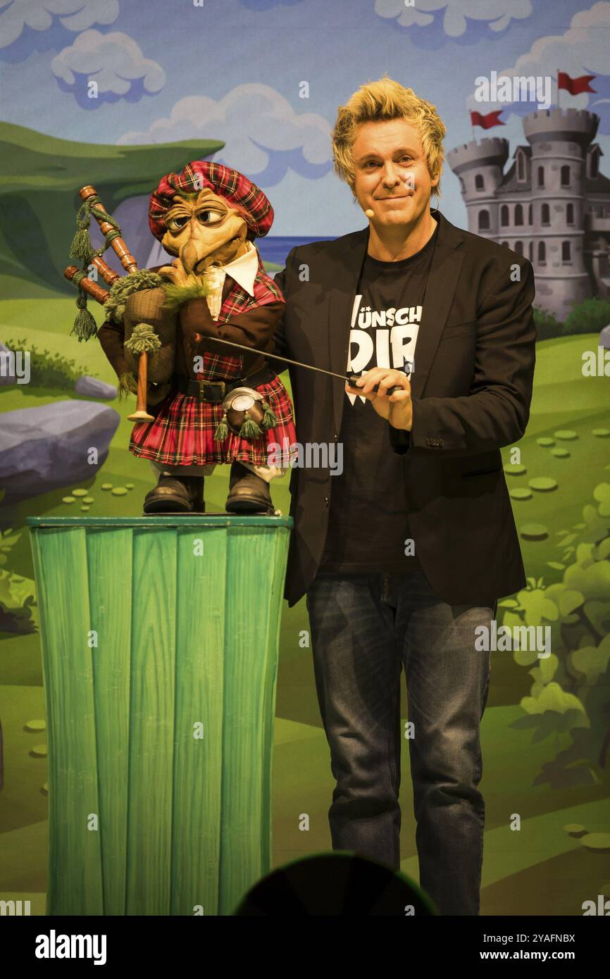 Sascha Grammel mit Handpuppe Frederic Freiherr von Furchensumpf live ...