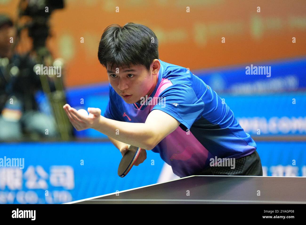 Der chinesische Spieler Lin Shidong dient. Astana, Kasachstan.13 ...