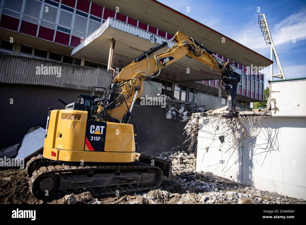 Abrissarbeiten am Friedrich-Ludwig-Jahn Sportpark in Berlin am 8 ...