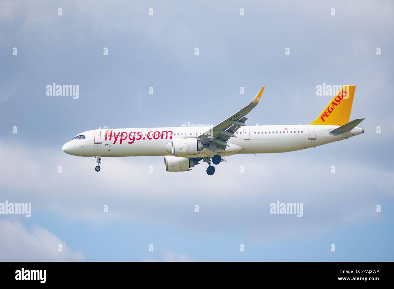 02.06.2024, Deutschland, , Berlin - Europa - Ein Passagierflugzeug des ...