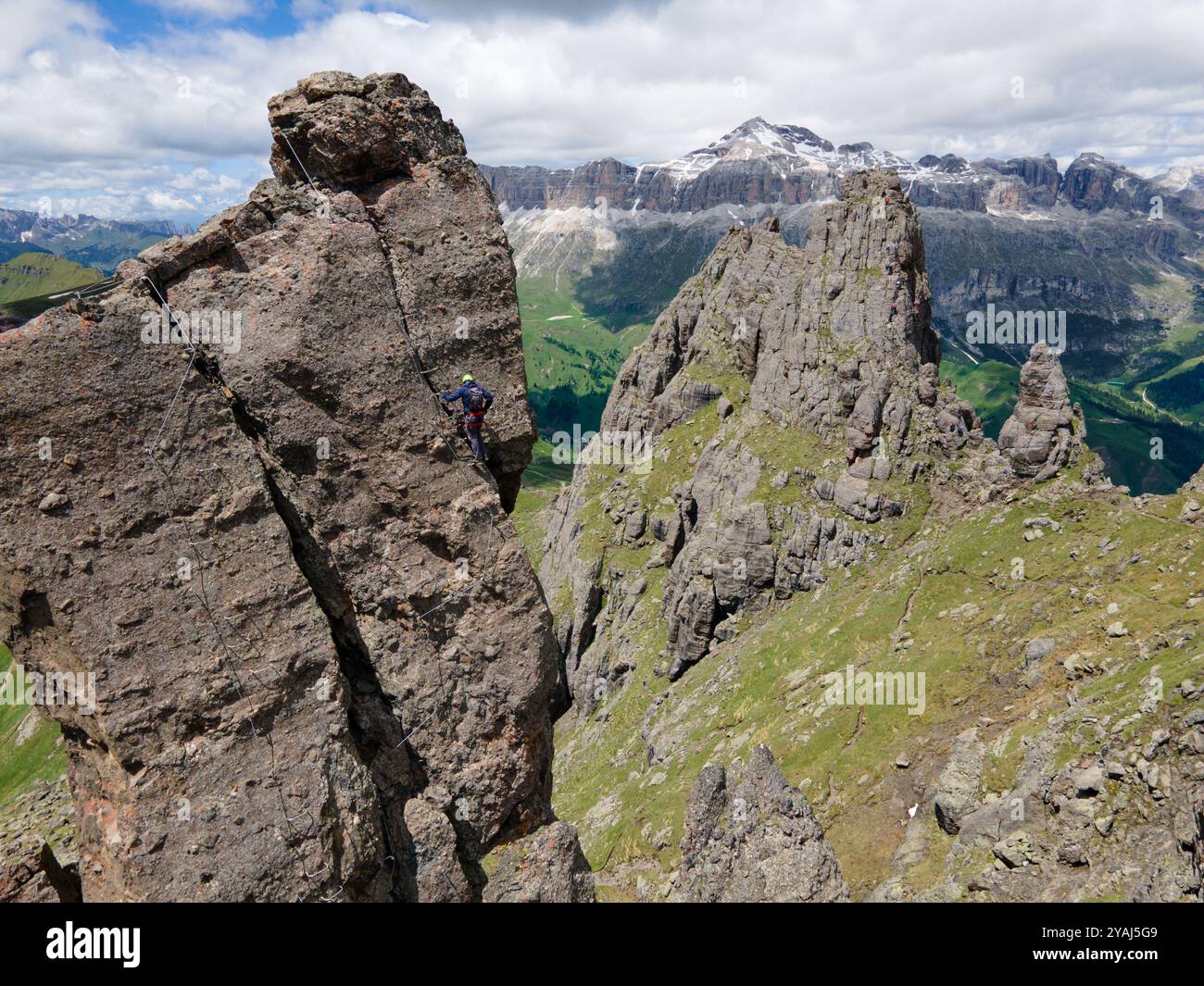 Via Ferrata delle Trincee, Dolomiten, Val di Fassa Valley. Mann, der ...
