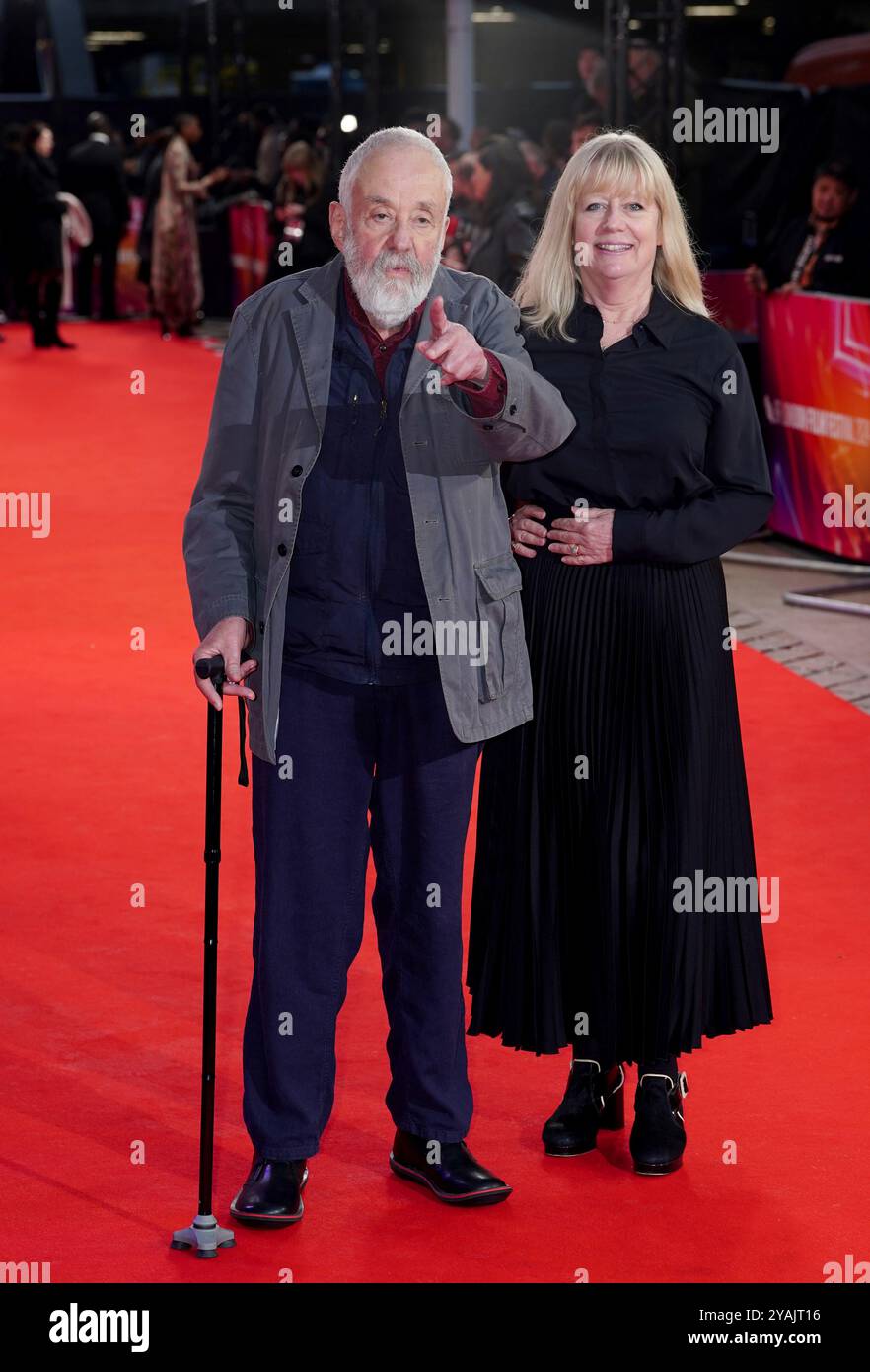 Regisseur Mike Leigh (links) und Georgina Lowe nehmen an der Gala des BFI London Film Festival ...