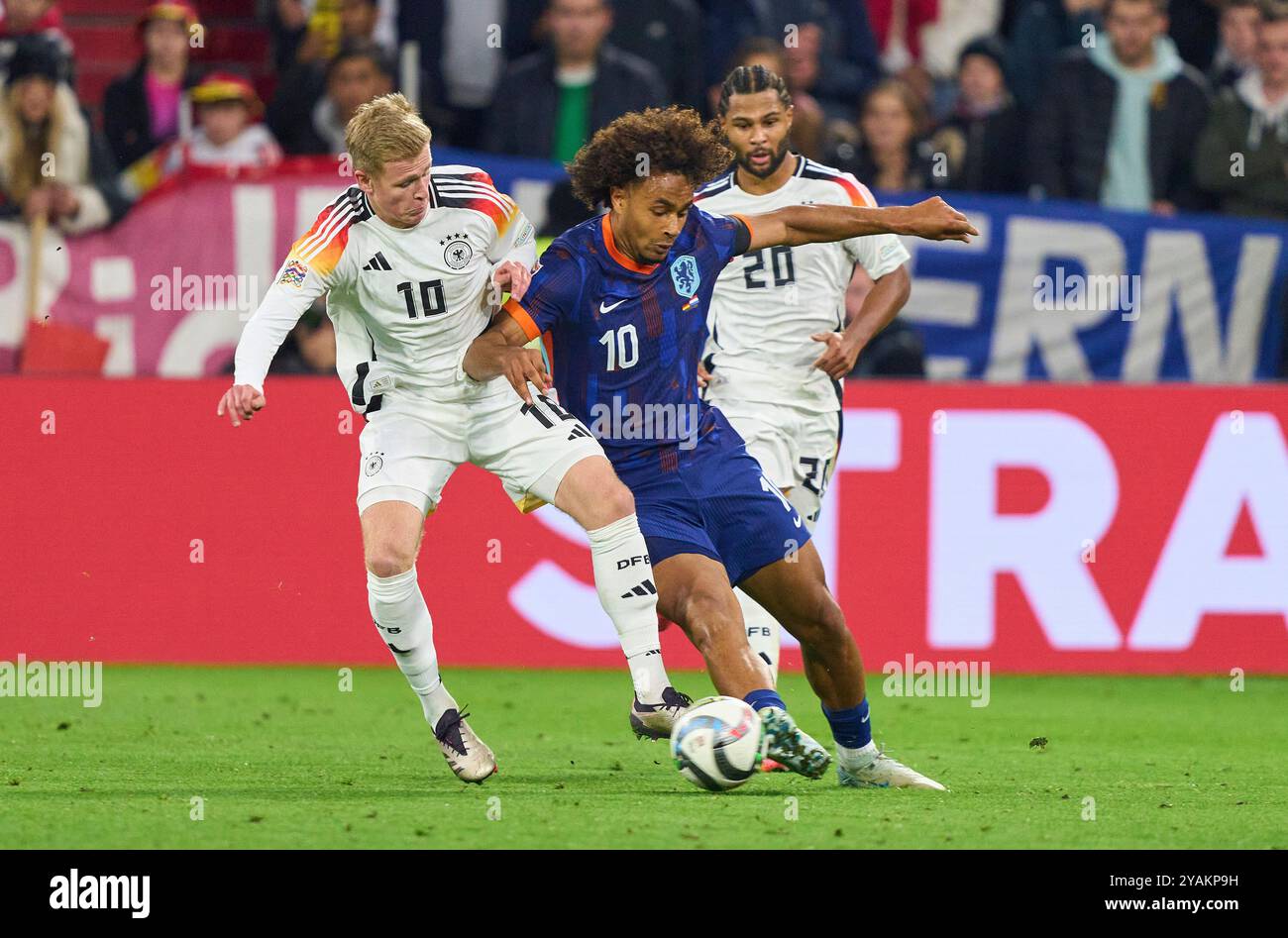 München, Deutschland. Oktober 2024. Jonathan Burkhardt, DFB 10 tritt um den Ball, Tackling ...