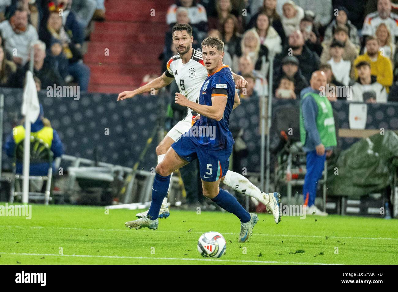 München, Deutschland. Oktober 2024. Tim Kleindienst (Deutschland, #09), Nathan Aké (Niederlande ...