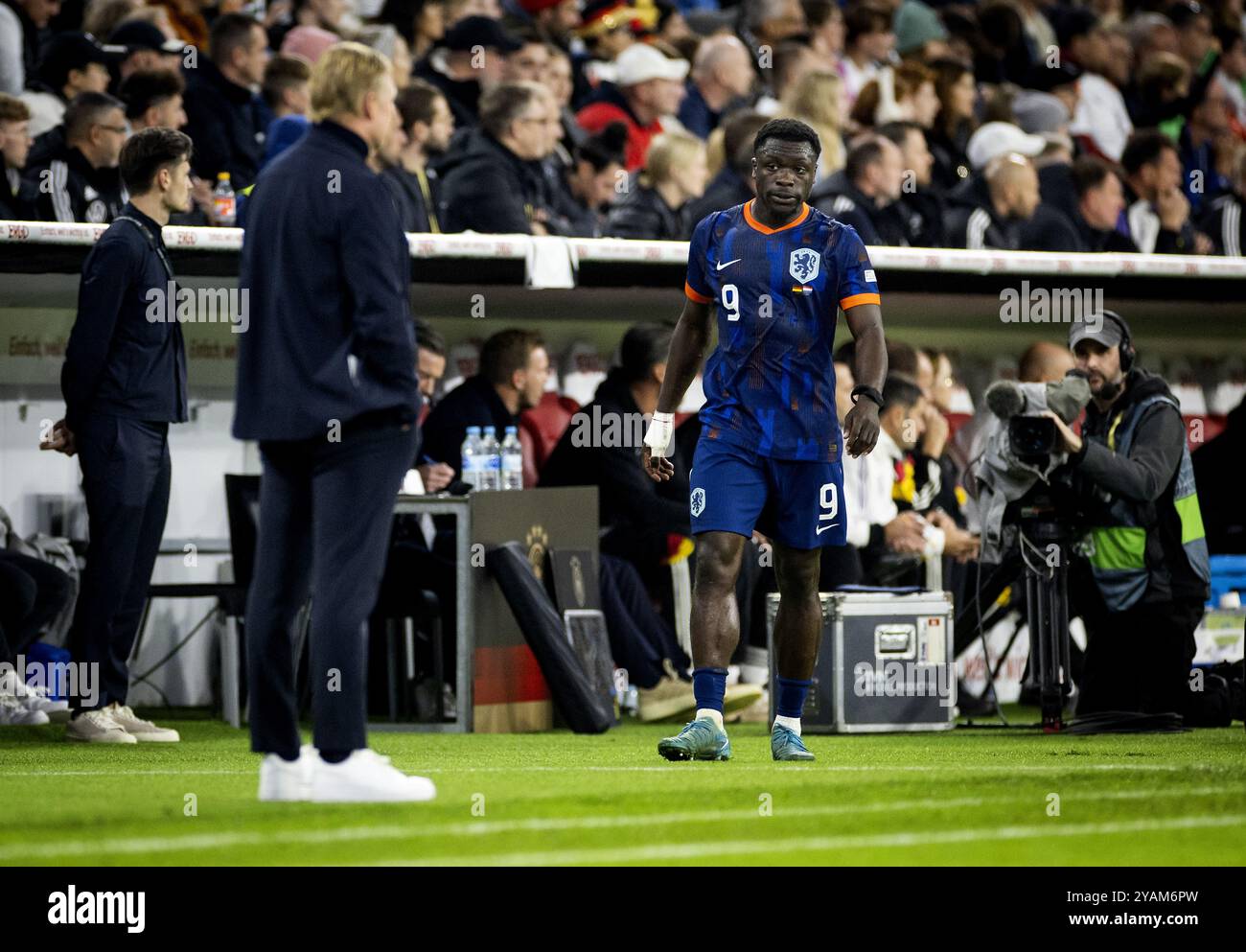 MÜNCHEN - Nationaltrainer Ronald Koeman und Brian Brobbey beim Spiel ...