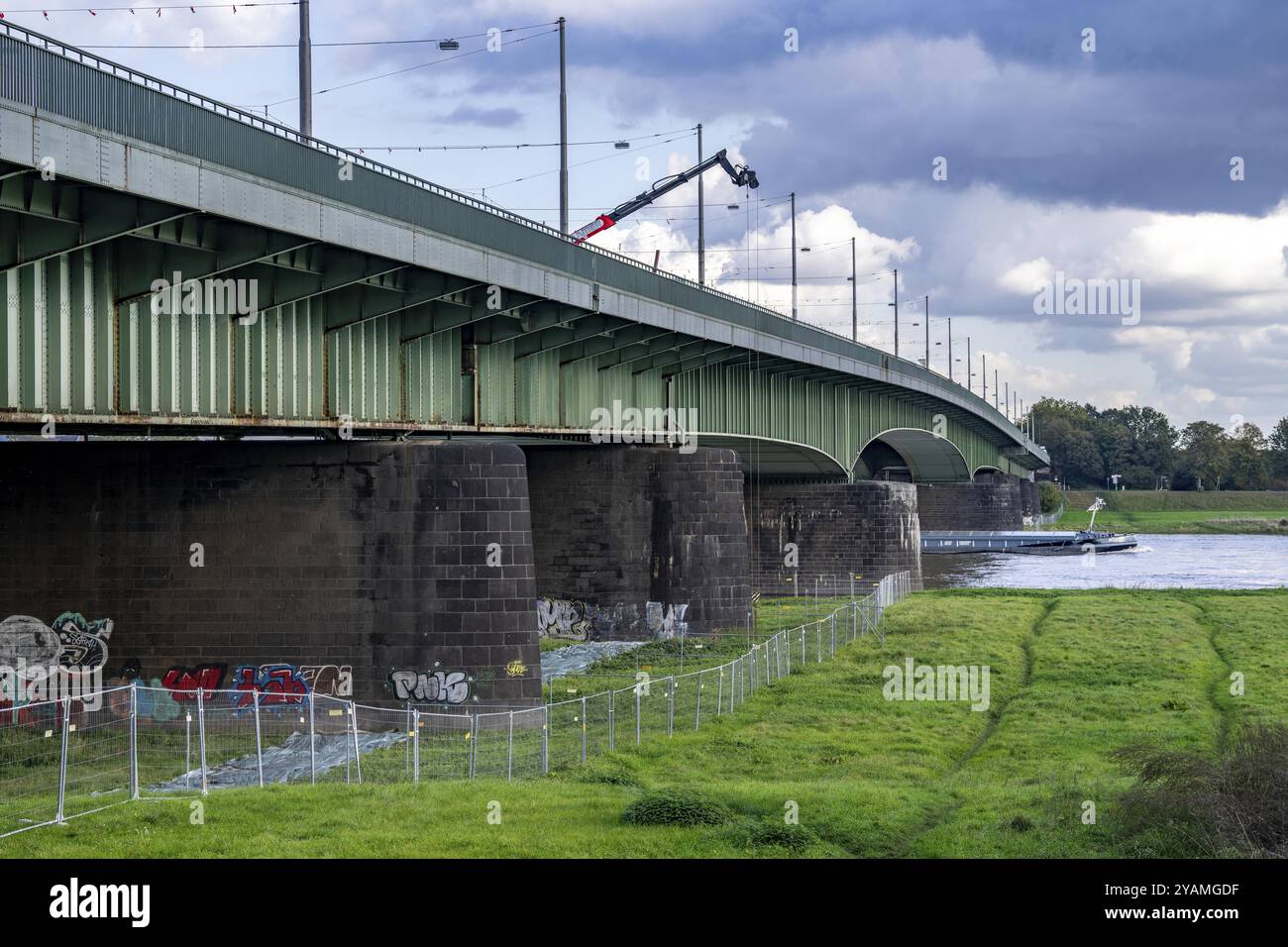Die Josef-Kardinal-Frings-Brücke, Bundesstraße B1, zwischen Düsseldorf ...