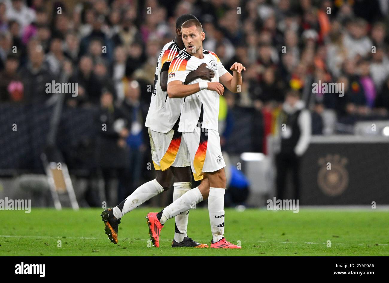 Rudelbildung Waldemar Anton GER (03) im Streit mit Denzel Dumfries NED ...