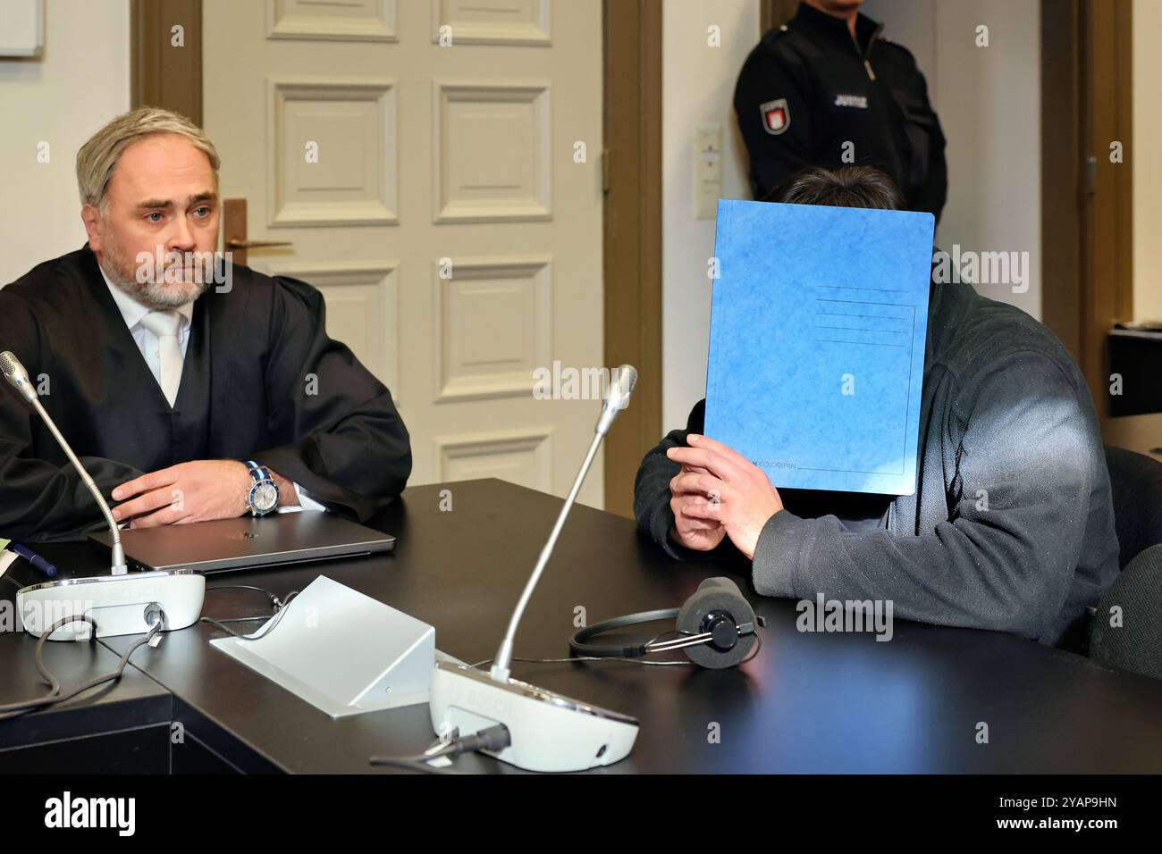 Hamburg, Deutschland. Oktober 2024. Ein 34-jähriger Mann (r), der wegen Mordes und besonders ...