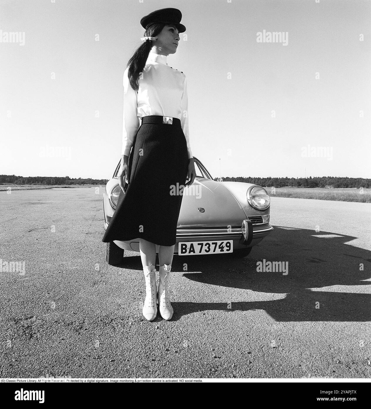 Porsche Juni 1967. Zwei Models, die auf einem Porsche 911 in der Mode ...