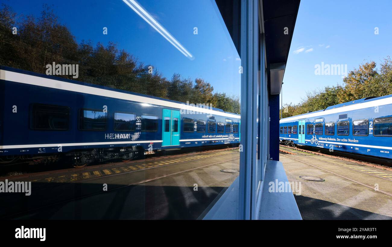 Husum, Deutschland. Oktober 2024. Ein modernisierter Marschbahnzug ...