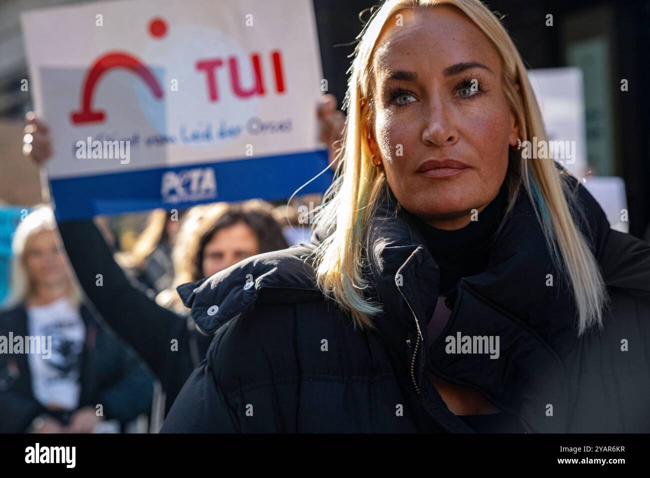 Sängerin Sarah Connor legt sich in ein Mini-Aquarium und protestiert ...