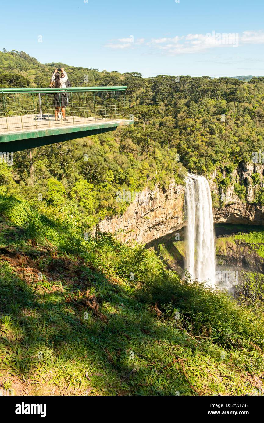 Canela, Brasilien - 15. Oktober 2024: Touristen machen Fotos an der ...