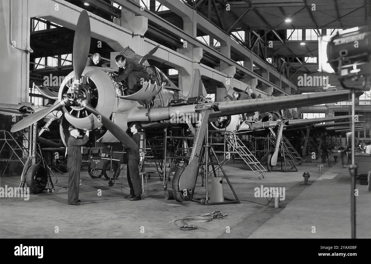 Bau einer FW 190 im Werk Focke-Wulf. Es war ein einsitziges ...
