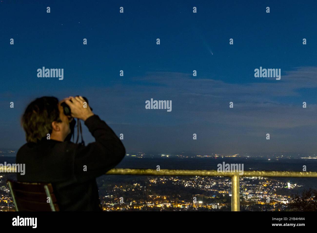 Komet Tsuchinshan-Atlas über dem Rheinland - 16.10.2024. Ein Beobachter betrachtet den Kometen ...