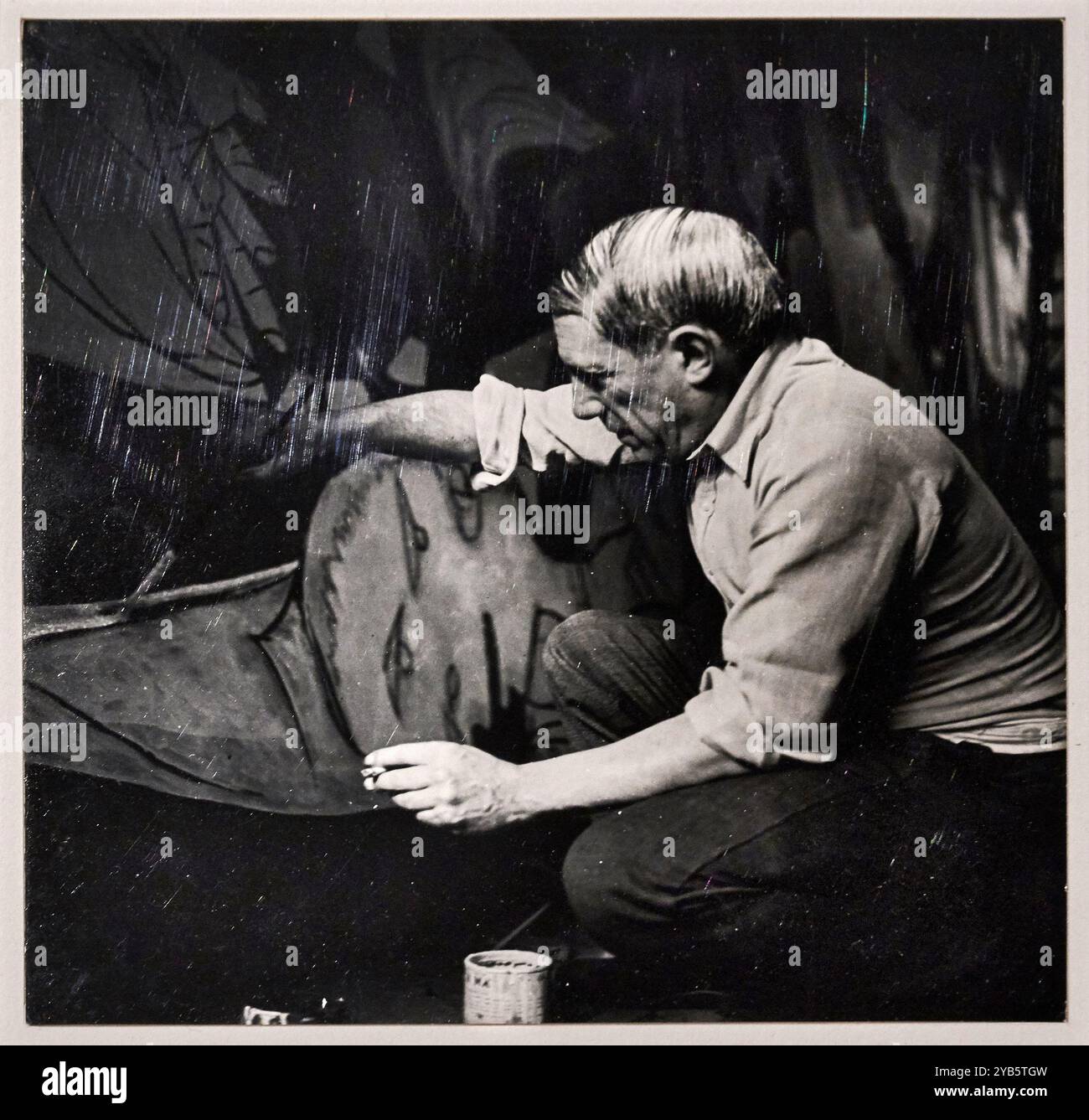 Pablo Picasso en train de peindre la toile „ Guernica“ dans l’Atelier des Grands Augustins ...