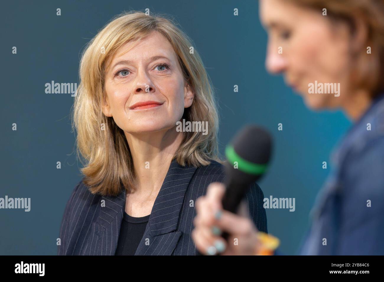 Buchmesse Frankfurt 2024 Schauspielerin Caroline Peters stellt ihr Buch ...