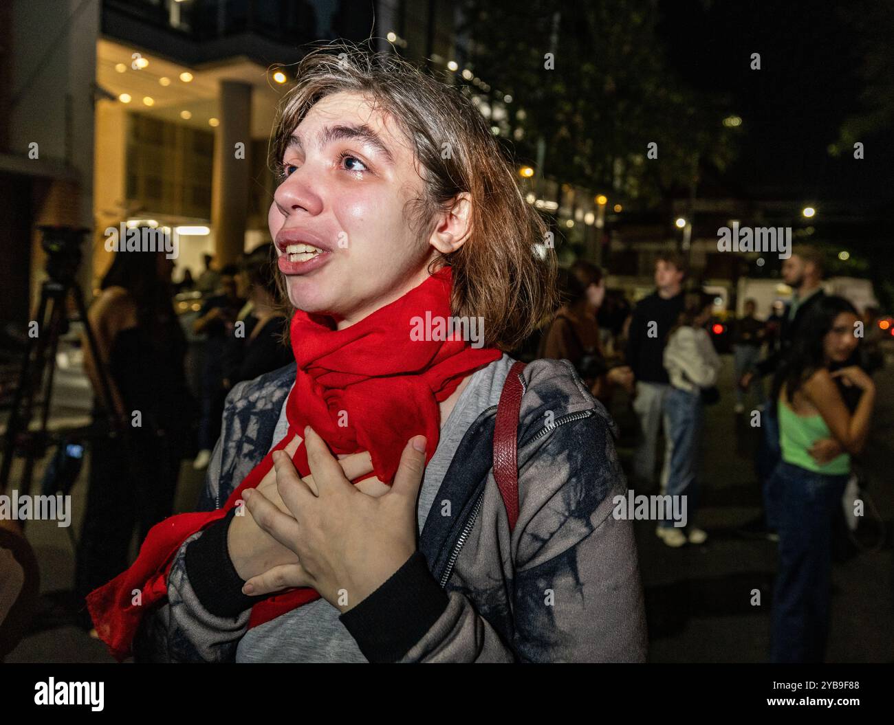 Buenos Aires, Argentinien. Oktober 2024. Eine junge Frau erzählt einer ...