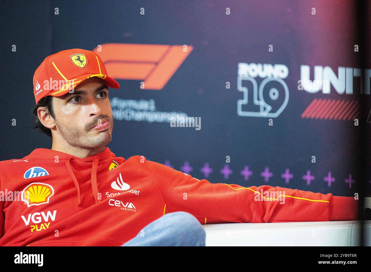 17. Oktober 2024: Carlos Sainz (55) mit dem Scuderia Ferrari Team bei ...