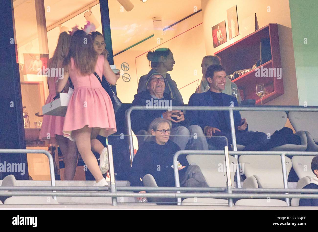 Thomas MUELLER, MÜLLER, FCB 25 Sefies mit Hostessen in der UEFA Nations ...