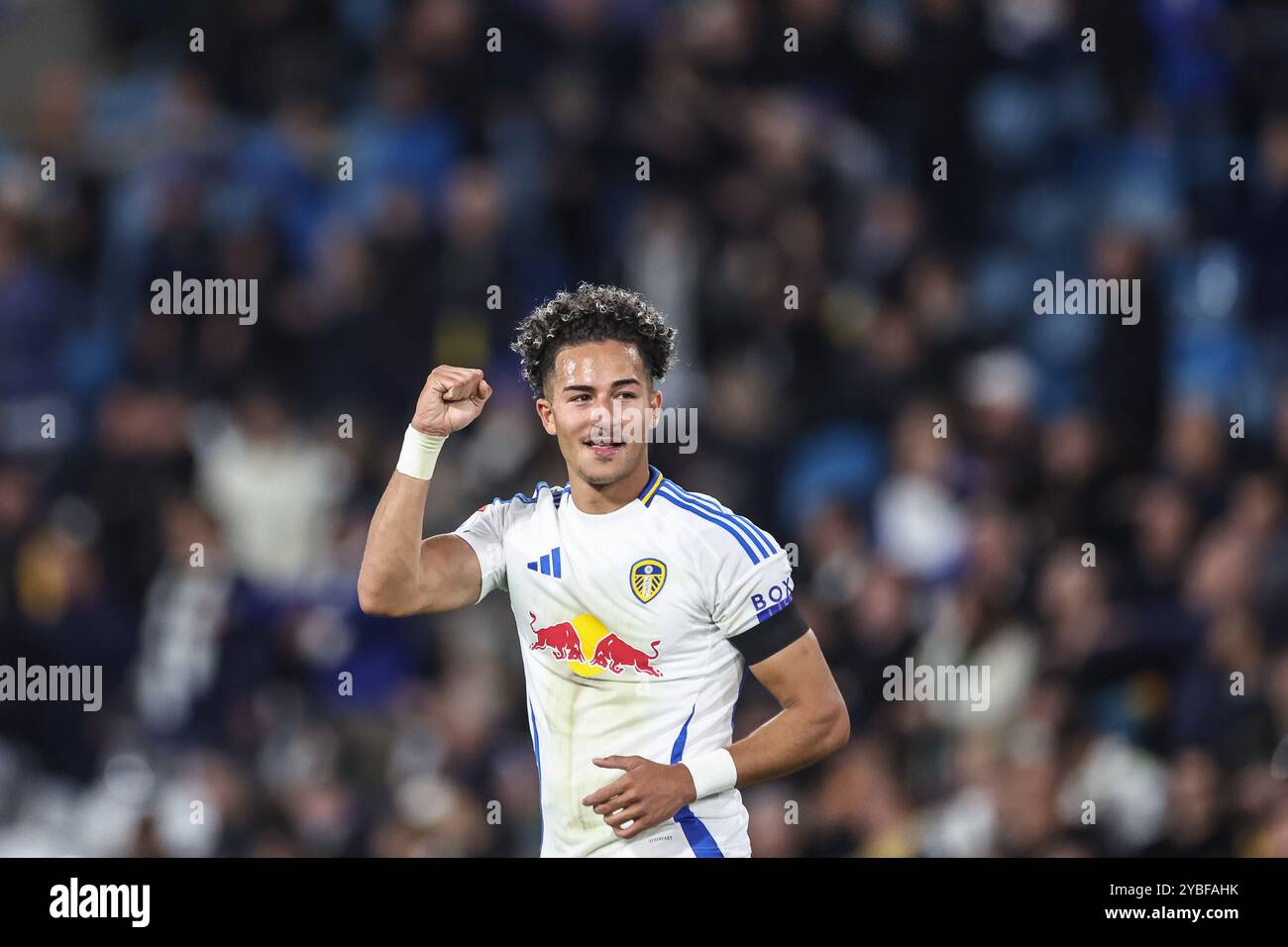 Mateo Joseph von Leeds United feiert ihren Sieg 2-0 mit den Fans beim ...