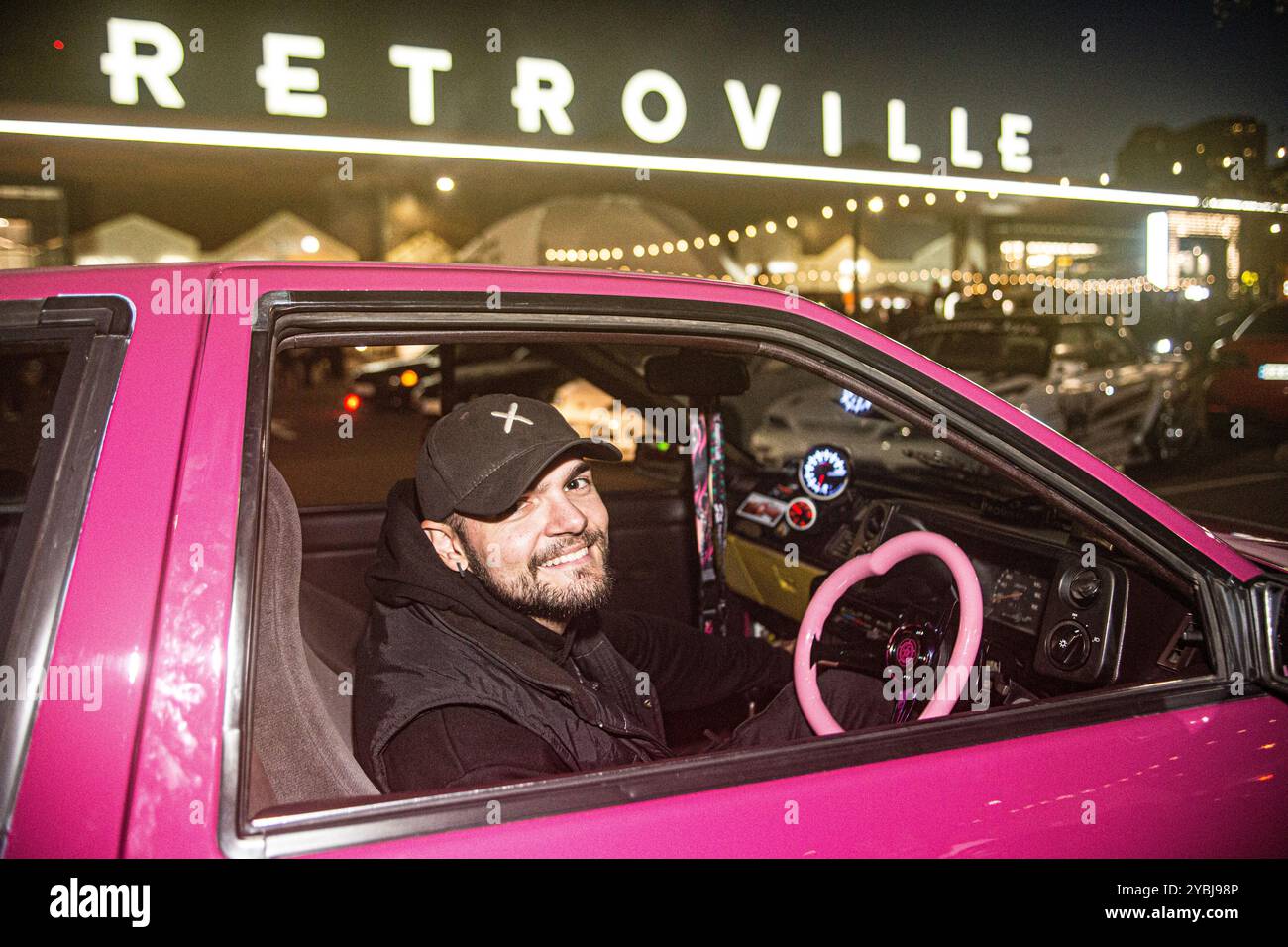 Dmitry, ein glücklicher Besitzer des Vintage-rosa Toyota Corolla Trueno ...